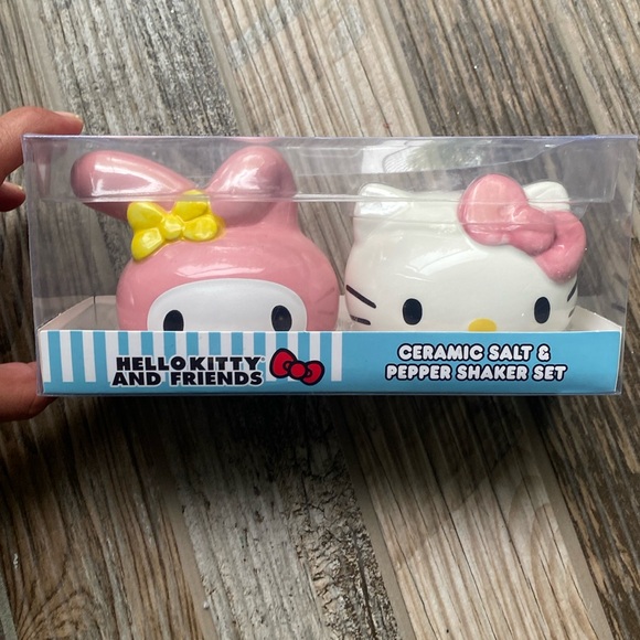 Hello Kitty | Kitchen | Hello Kitty Salt Pepper Shaker Set | Poshmark